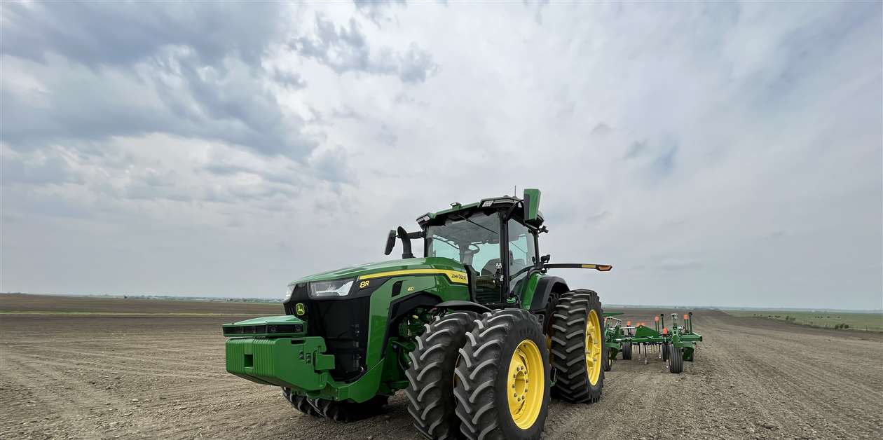 Video: John Deere Demos Autonomy on Deere 8R Tractor - Construction Briefing