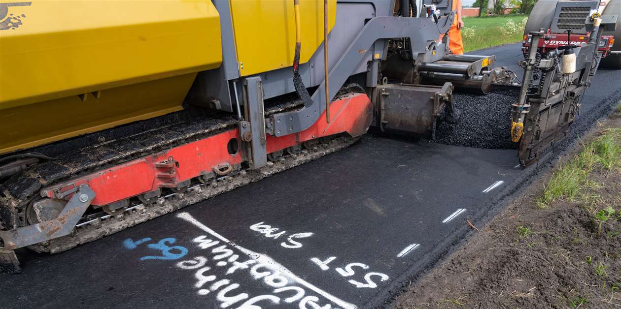 Roelofs starts on ‘world’s first’ bio-asphalt road - Construction Briefing