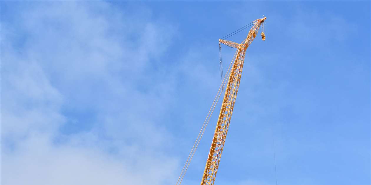 Sarens’ LR 11000 erects turbines at Dutch wind farm - Construction Briefing