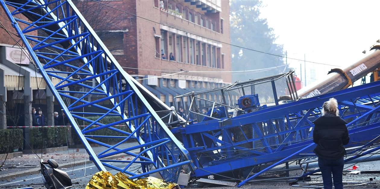 Crane collapse kills 3 - Construction Briefing