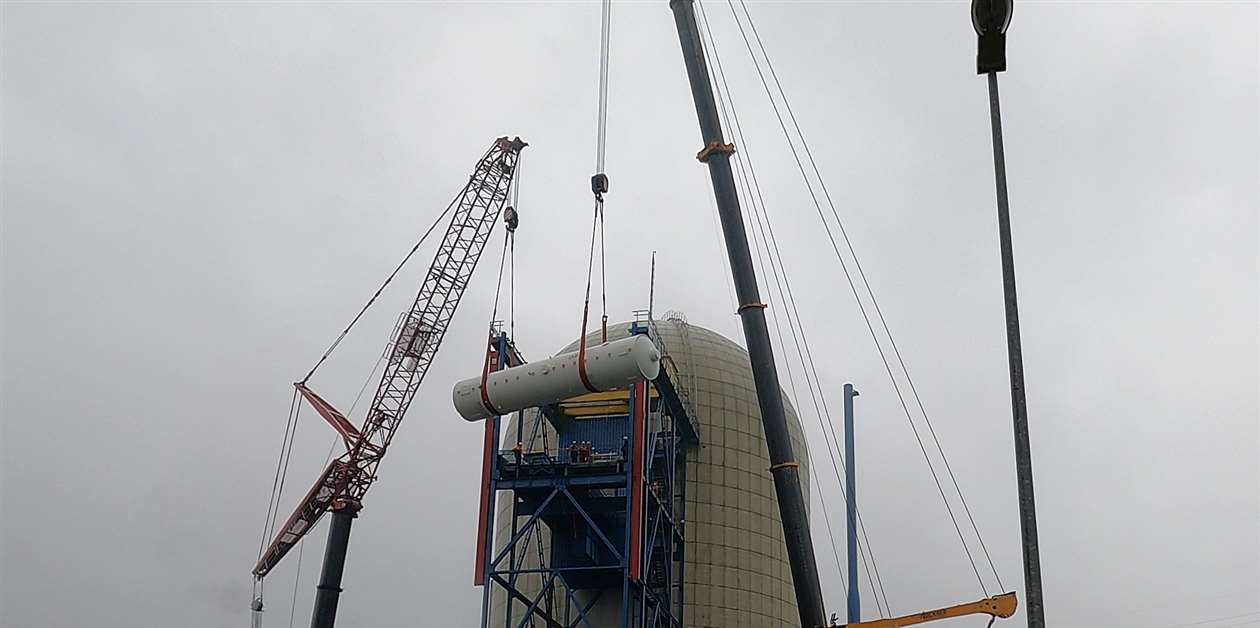 Complex steam converter removal by Mammoet - Construction Briefing