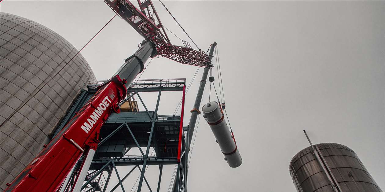 Complex steam converter removal by Mammoet - Construction Briefing