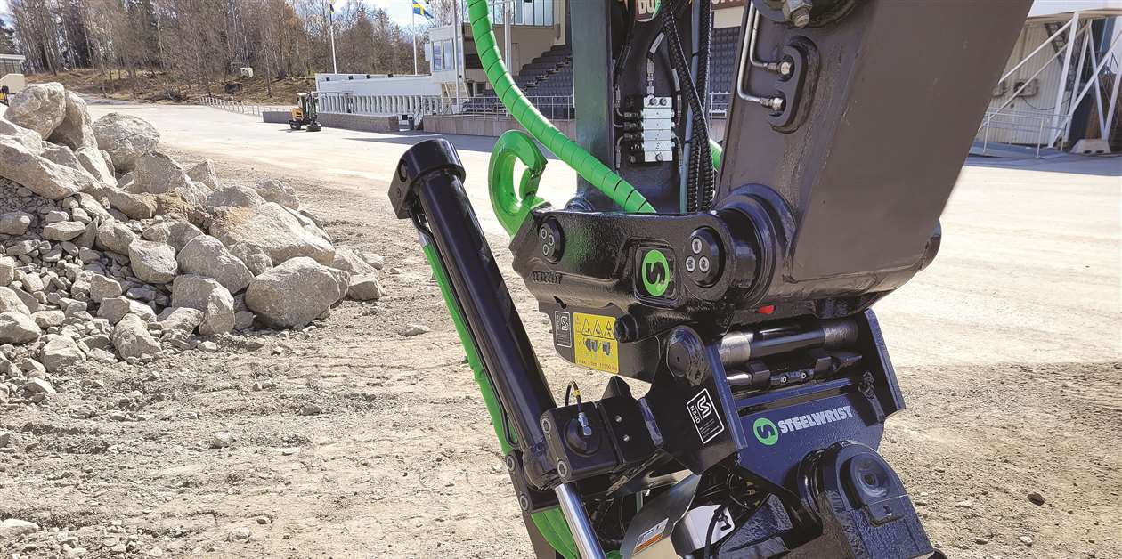 Digging with a twist: What are the advantages of a tiltrotator ...