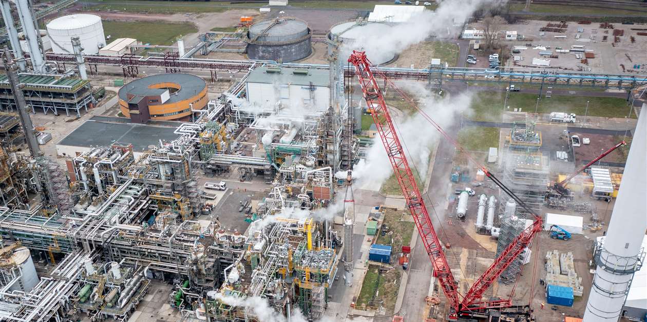 Mammoet replaces reactor - Construction Briefing