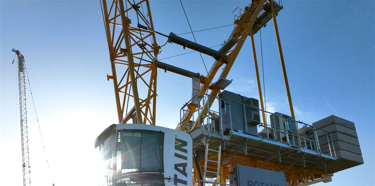 Manitowoc lanza dos nuevas grúas de pluma abatible Potain - Construction Briefing
